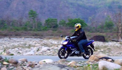 Yamaha R15: Track weapon goes touring! - ZigWheels