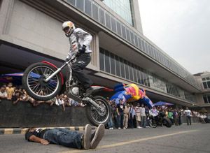 Learn how to perform some real bike stunts - ZigWheels