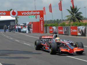 Vodafone brings F1 car run in India as Hamilton enthralls crowd - ZigWheels