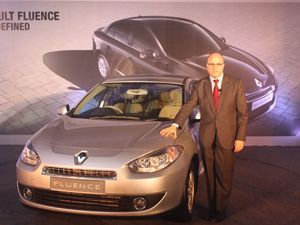 Renault launches Fluence E4 Diesel variant - ZigWheels