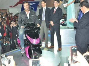 Yamaha Ray scooter concept showcased - ZigWheels