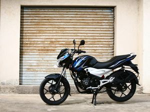 Bajaj Discover trumps Hero Splendor, finally! - ZigWheels