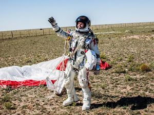 Baumgartner breaks longest freefall world record - ZigWheels