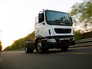 2015 Tata T1 Prima Race Truck: Review - ZigWheels