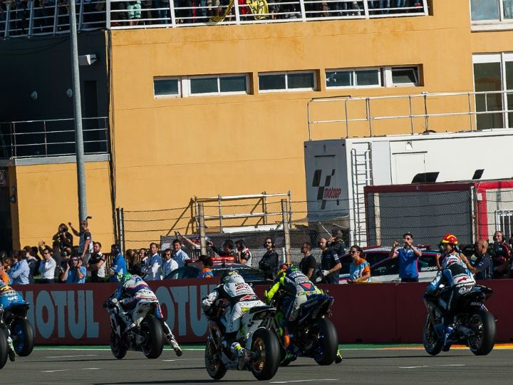 2015 Valencia GP: Lorenzo wins the race and crown, Rossi the heart ...