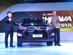 Toyota Innova Crysta Brochure Leaked Before Launch - ZigWheels