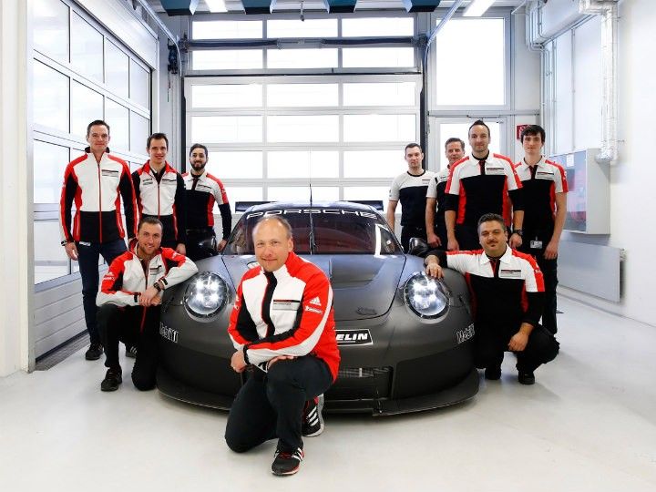 Porsche’s angry 911 RSR Le Mans GTE racer breaks cover - ZigWheels