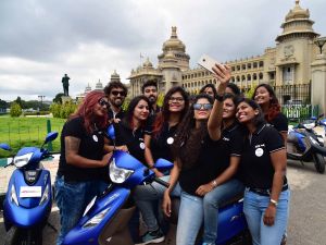 Bounce Infinity E1 vs TVS Scooty Zest - Compare Prices, Specs, Features