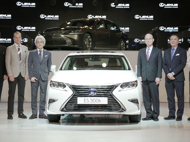 Lexus Launches RX Crossover And ES Sedan in India - ZigWheels