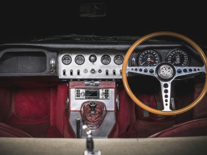 JLR Is Now Offering Retro-styled Modern Infotainment System - ZigWheels