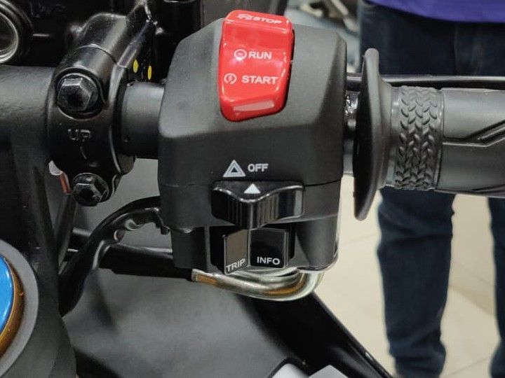 Yamaha YZF-R15 V4: Image Gallery - ZigWheels