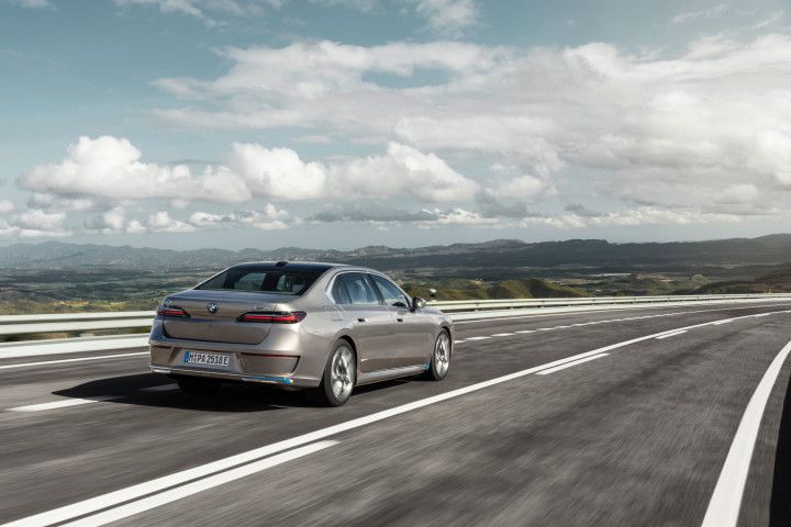 Mercedes-Benz EQS Vs BMW i7: Powertrains, Battery, Performance ...