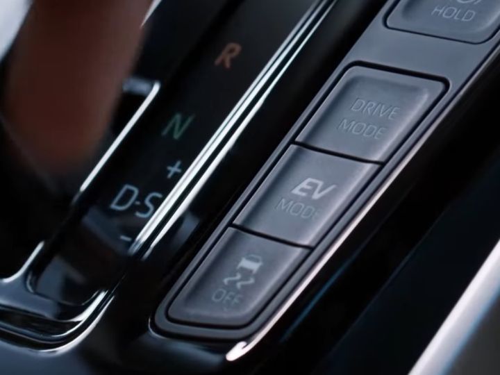 Toyota Innova Hycross Design, Powertrain, And Features Detailed In 10 ...