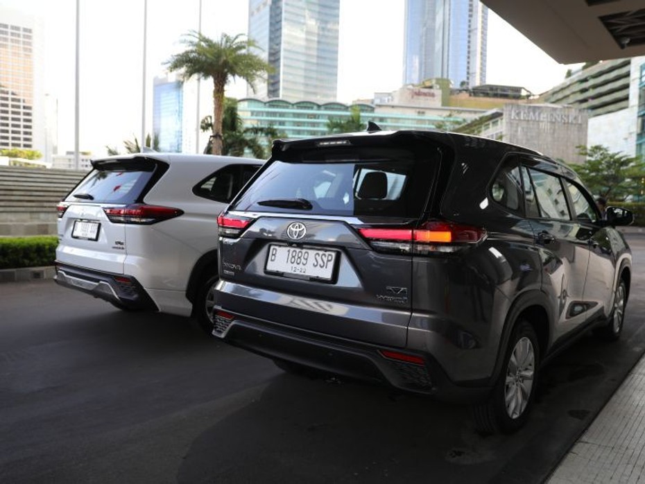 Toyota Innova Hycross Breaks Cover In India, Rivals The Kia Carnival ...