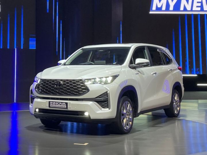 Toyota Innova Hicross vs Innova Cristo: Features, Specs and Powertrains ...
