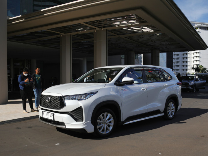 Toyota Innova Hycross Design, Powertrain, And Features Detailed In 10 ...