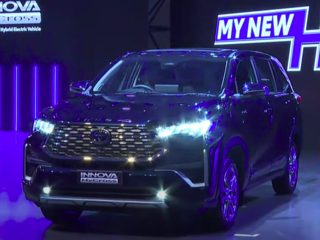 Toyota Innova Hycross Breaks Cover In India, Rivals The Kia Carnival ...