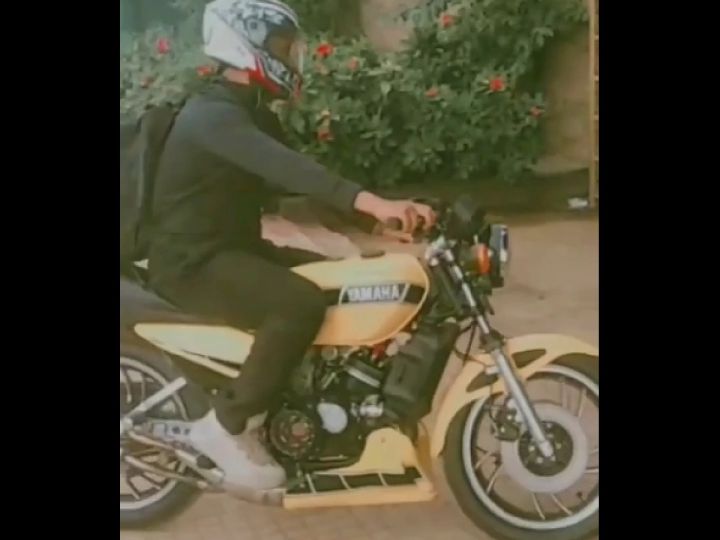 MS Dhoni Seen Riding His Modified Yamaha RD350 LC In New Video - ZigWheels