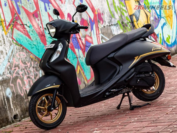 Honda Scoopy vs Yamaha Fascino 125 Fi Compared In 9 Images - ZigWheels