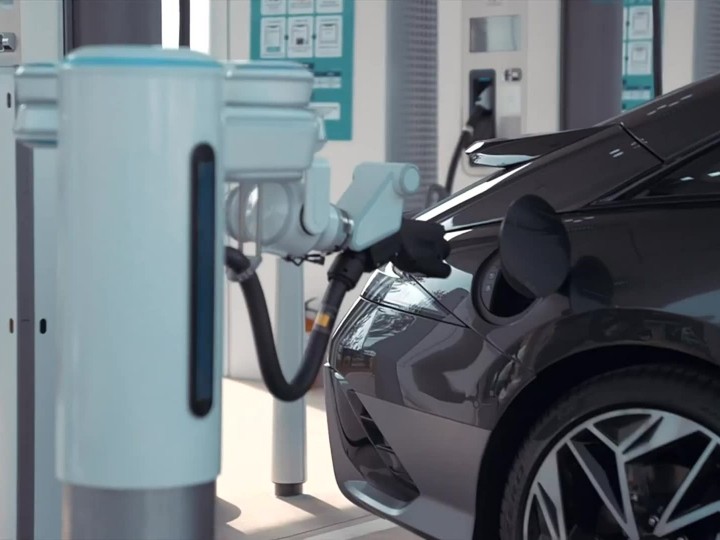 Hyundai Automatic Charging Robot Is An AI-powered EV Charging Attendant ...