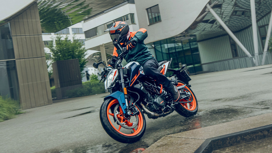 BREAKING NEWS: KTM Duke 160 Launched In India, Yamaha MT 15 Rival ...