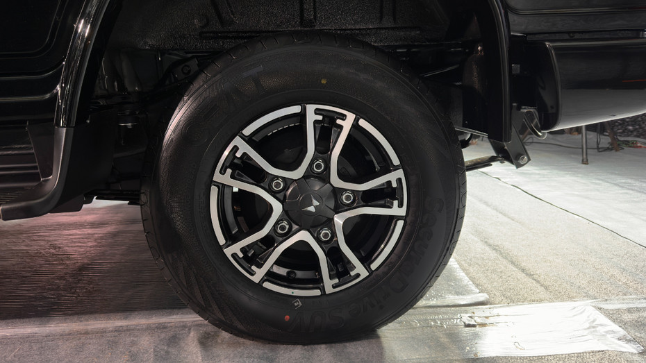 2025 Mahindra Bolero Launched: Exterior, Interior, Features, New Top-spec B8 Variant ...