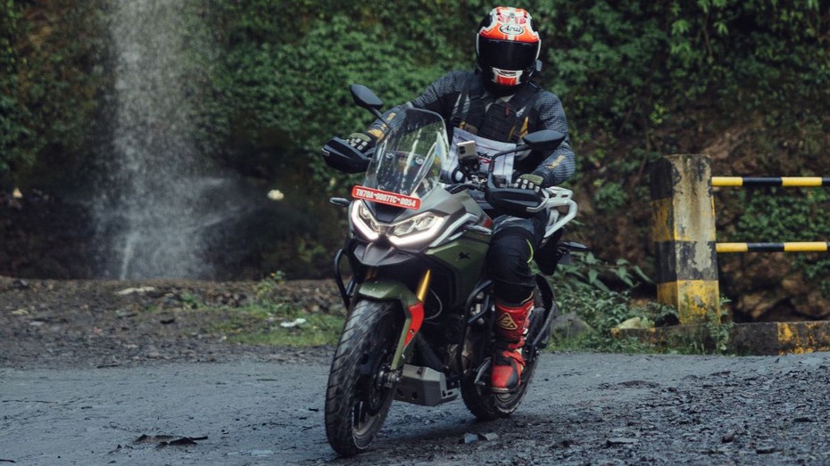 TVS Apache RTX 300 Review: Top Highlights - Design, Engine, Price ...