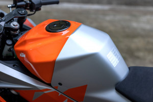 KTM RC 200 Colors (2 colours) - RC 200 Color Images @ ZigWheels