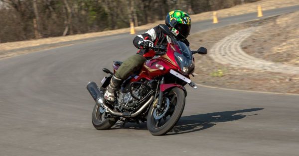 Bajaj Pulsar 220 F Price - Mileage, Images, Colours | ZigWheels