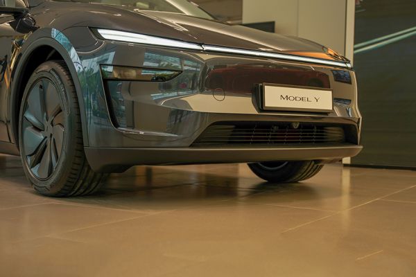 Tesla Model Y L Premium - Check Mileage, Specs, Launch Date, Images ...