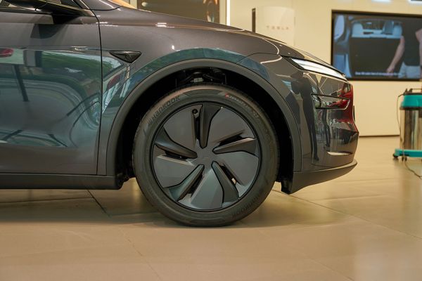 Tesla Model Y L Premium - Check Mileage, Specs, Launch Date, Images ...