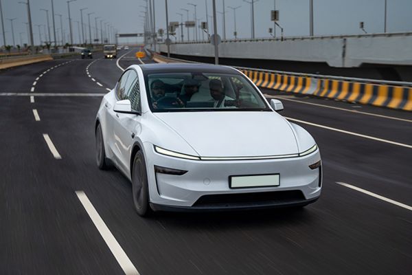 Tesla Model Y L Premium - Check Mileage, Specs, Launch Date, Images ...