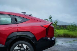 Mahindra XEV 9e Ruby Velvet Colour