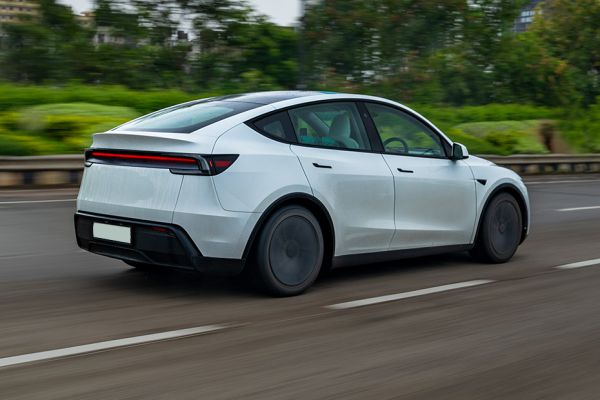 Tesla Model Y L Premium - Check Mileage, Specs, Launch Date, Images ...