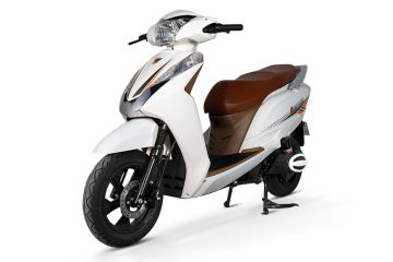 BMW CE 04 vs Yakuza Electric Sparrow - Compare Prices, Specs, Features