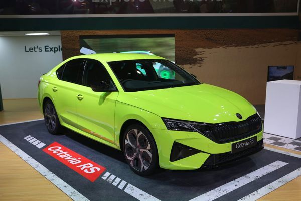 Skoda Octavia RS STD - On Road Price, RTO, Insurance, Features, Colours ...