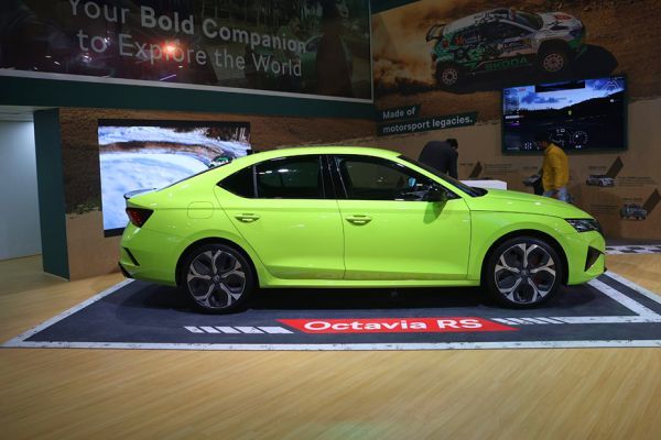 Skoda Octavia RS STD - On Road Price, RTO, Insurance, Features, Colours ...