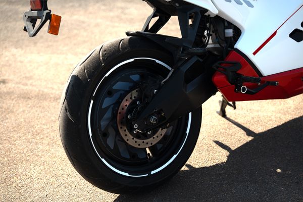 Ultraviolette F77 SuperStreet Recon - On Road Price, RTO, Insurance ...