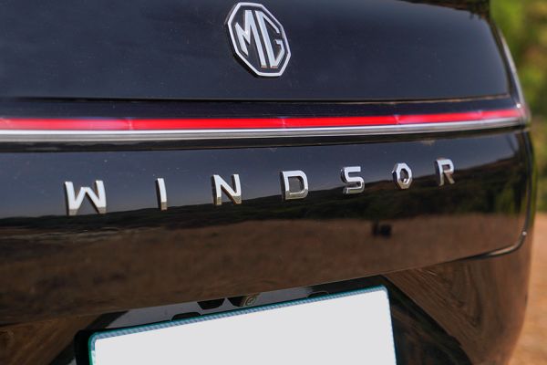 MG Windsor EV Essence Pro - On Road Price, RTO, Insurance, Features, Colours, Mileage of Windsor ...