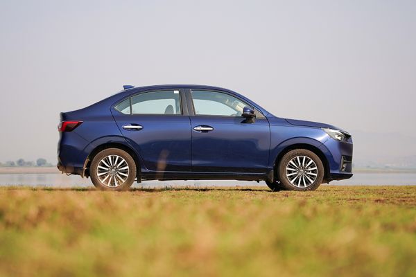 Honda Amaze ZX CVT - On Road Price, RTO, Insurance, Features, Colours ...