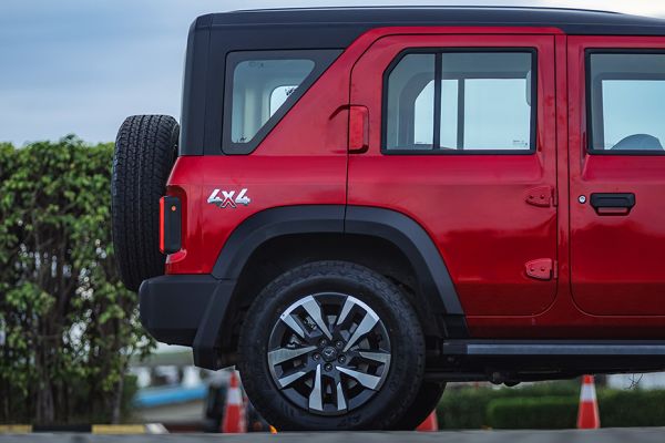 Mahindra Thar ROXX MX1 RWD - 4x4 SUV On Road Price, RTO, Insurance ...