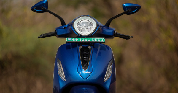 Bajaj Chetak Price, 127km Range, Charging Time Images, colours, Mileage ...