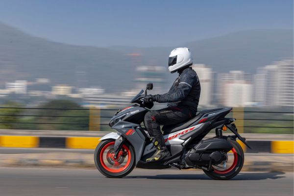 Yamaha Aerox 155 Price, 45kmpl mileage, images, colours & Reviews