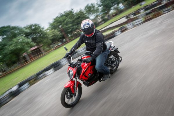 Revolt RV400 Price, 150km Range, Charging Time Images, colours, Mileage ...