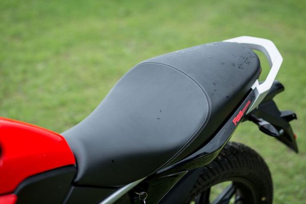 Revolt RV400 Price, 150km Range, Charging Time Images, colours, Mileage ...