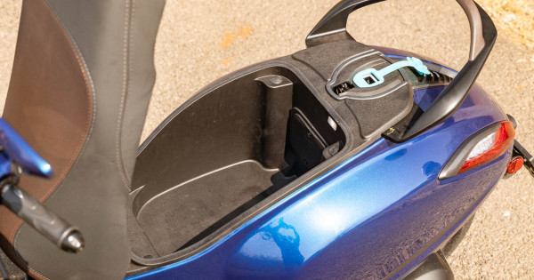 Bajaj Chetak Price, 127km Range, Charging Time Images, colours, Mileage ...