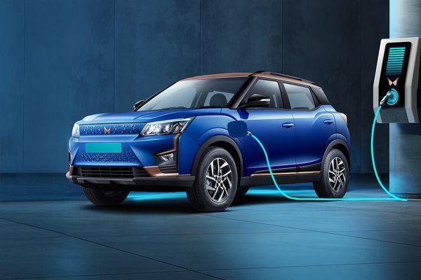 Mahindra XUV400 EV Price, Range, Charging Time Images, colours, Reviews ...