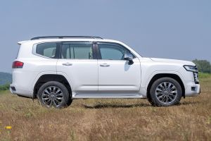 Toyota Land Cruiser 300 Colours – All 2 Colour Options with Images ...