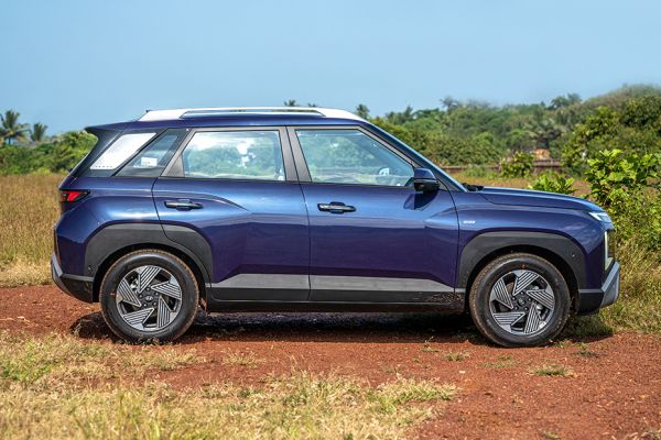 Hyundai Venue HX 2 - On Road Price, RTO, Insurance, Features, Colours ...