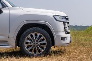Toyota Land Cruiser 300 Colours – All 2 Colour Options with Images ...